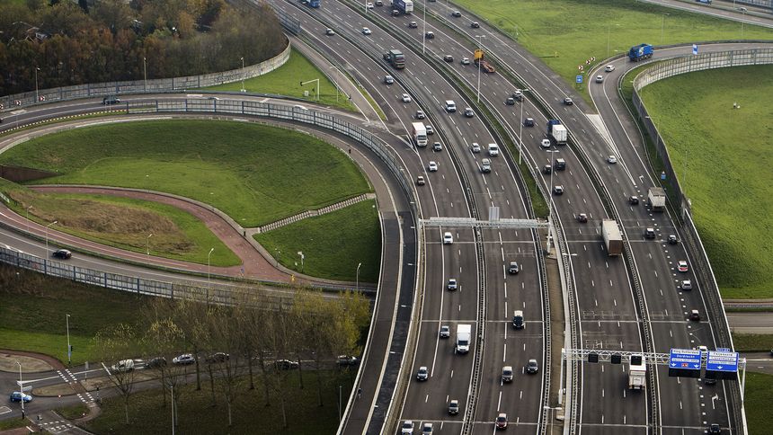 Wie is schuld bij aanrijding op gecombineerde in- en uitvoegstrook?