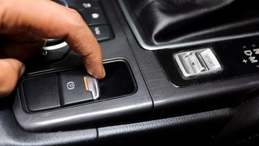 Wat gebeurt er als je rijdend aan elektrische handrem trekt?