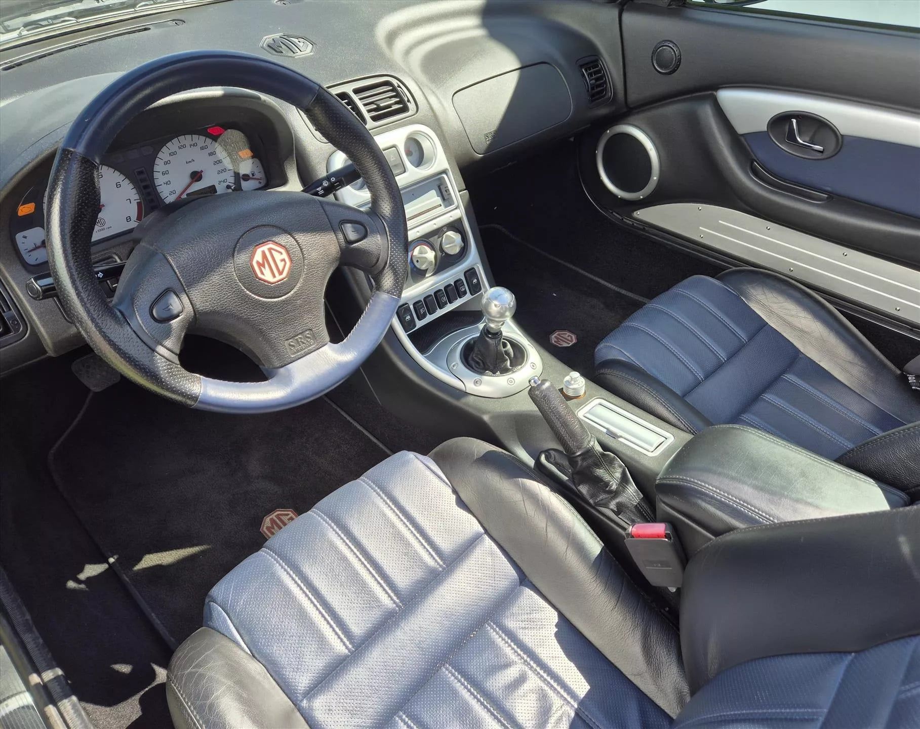 Deze occasion met open dak heeft charme en een middenmotor