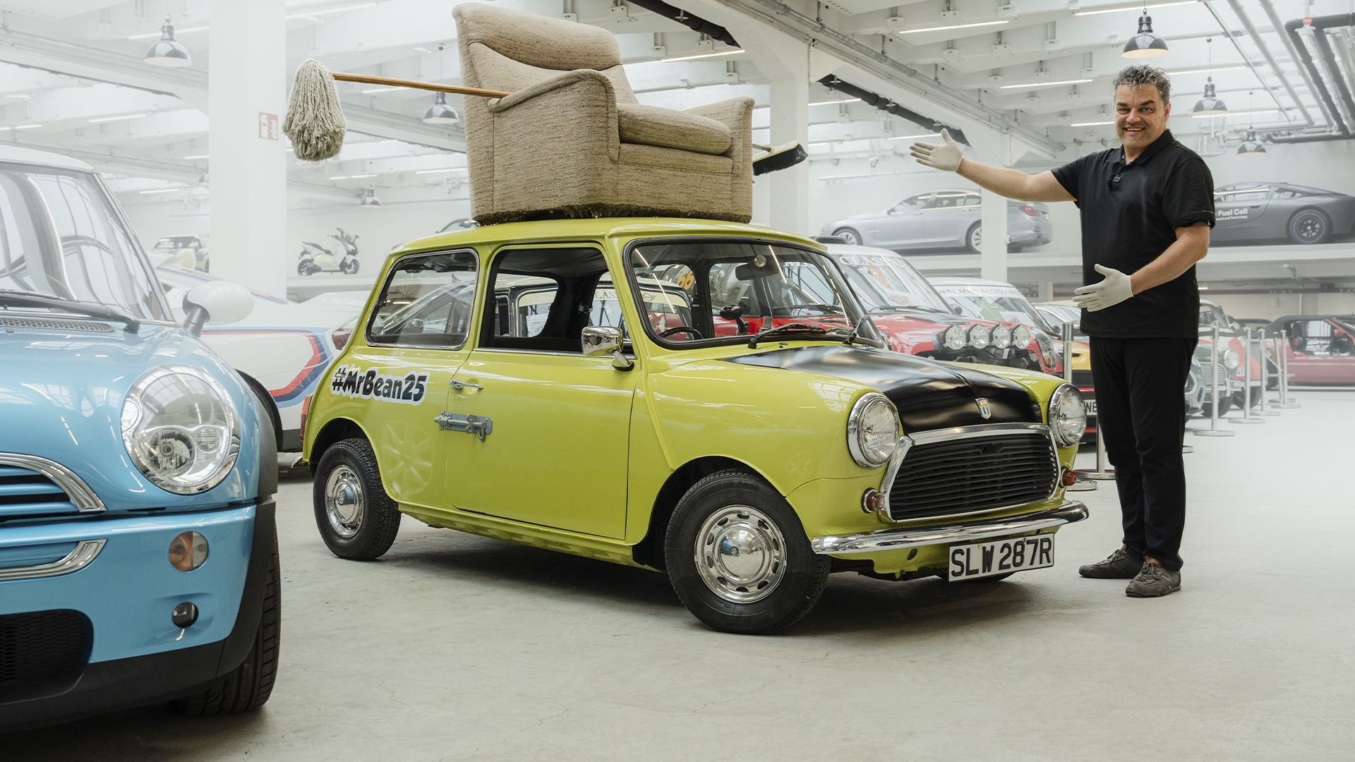 Zo reed Mr. Bean zittend op het dak in zijn Mini