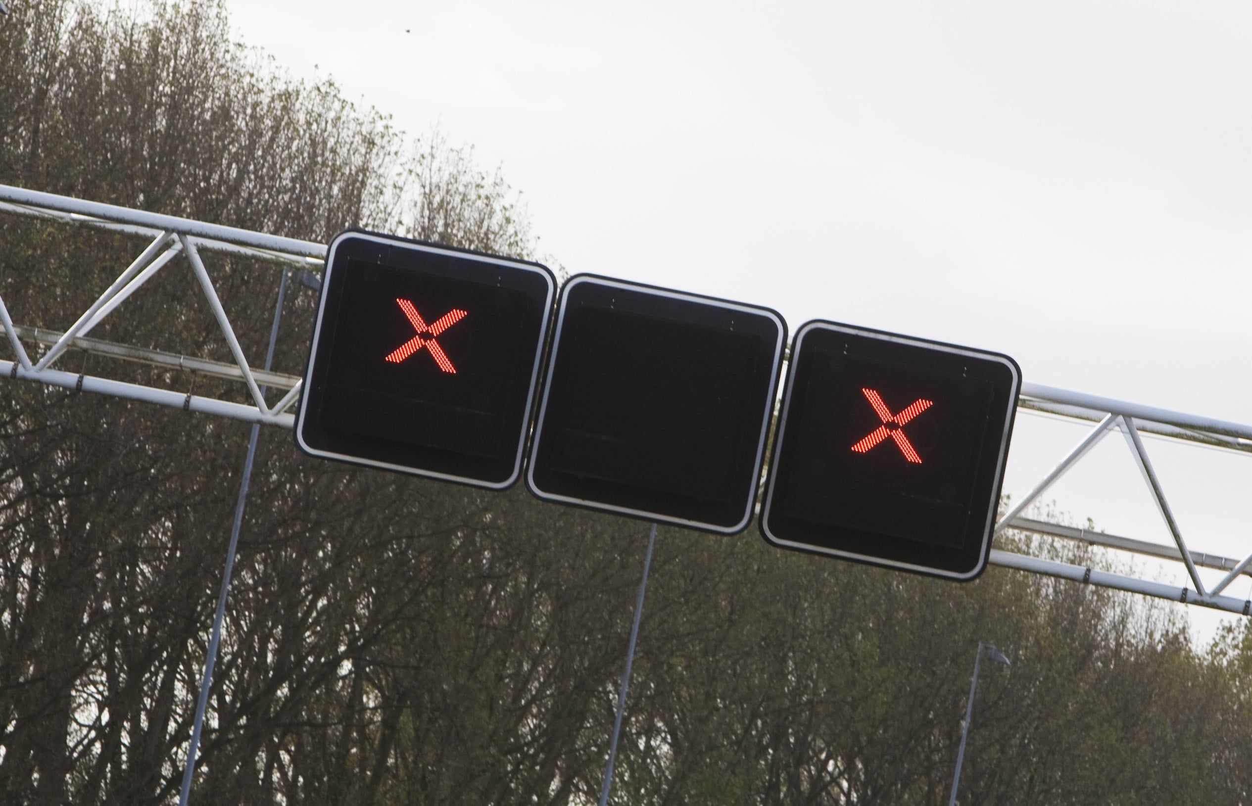 Matrixbord met rood kruis: hoe ver mag je doorrijden voordat je boete ...